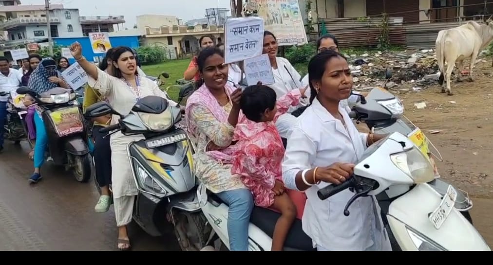 संप काळात बाईक रॅली काढून आरोग्य कर्मचाऱ्यांचे डेंगू व मलेरिया आजारावर ...